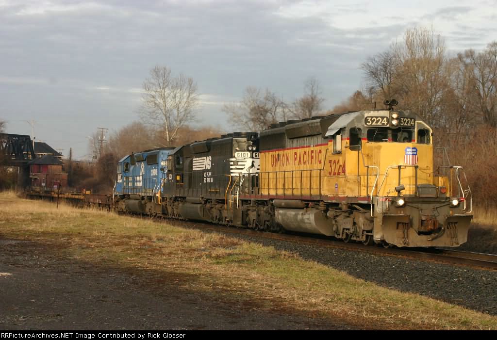 Nice EMD Lashup On NS 212 @ 0835 hrs.